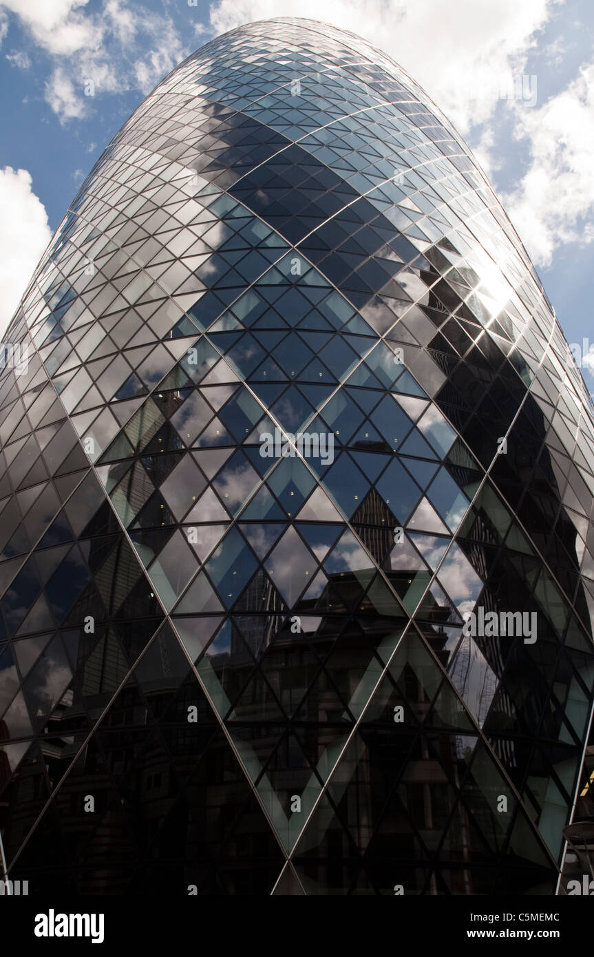 Gherkin building london aka the cucumber capital Banque de ...