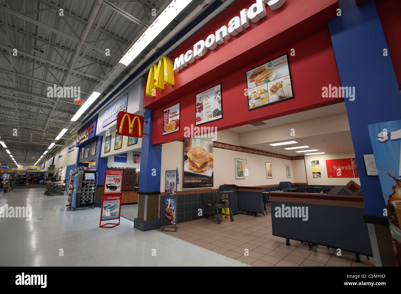 McDonald's de Walmart supercenter à Kitchener (Ontario) Canada 2011 ...