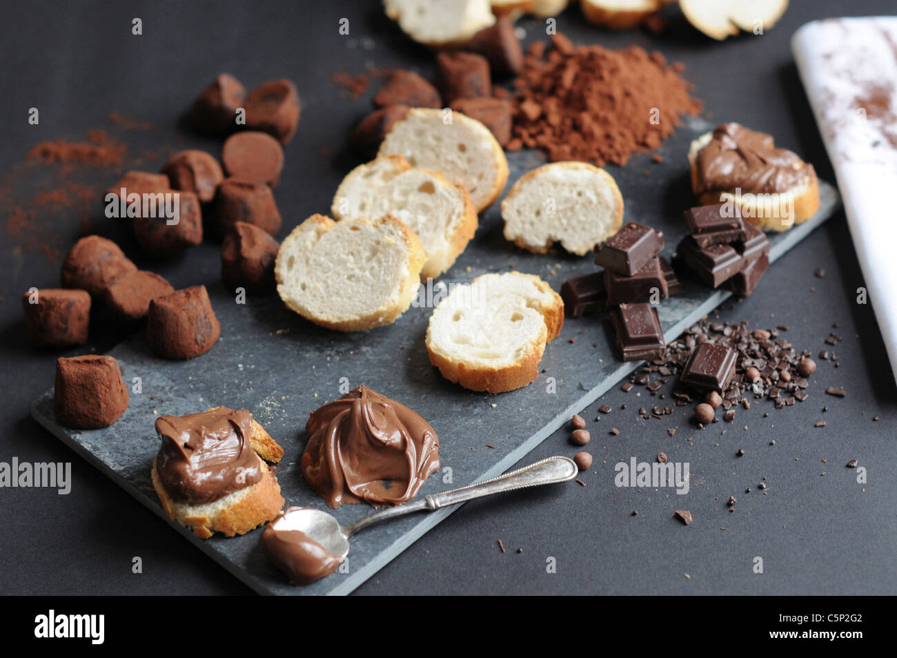 Tranches de baguette avec la crème au chocolat, morceaux de chocolat et ...