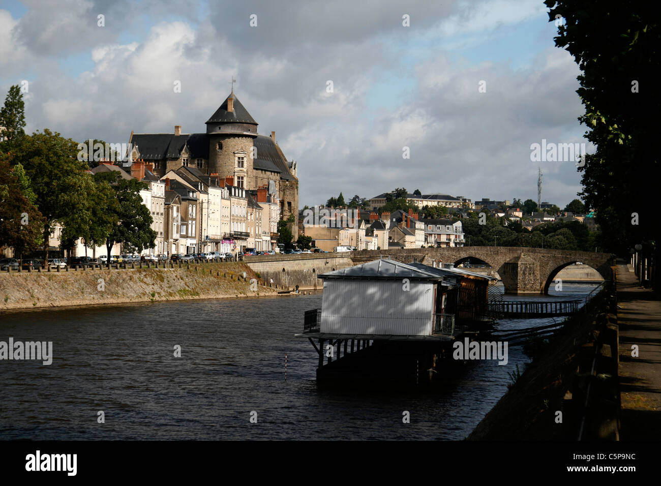 Château de Laval ville (Pays de la Loire, France). La rivière : 'la ...