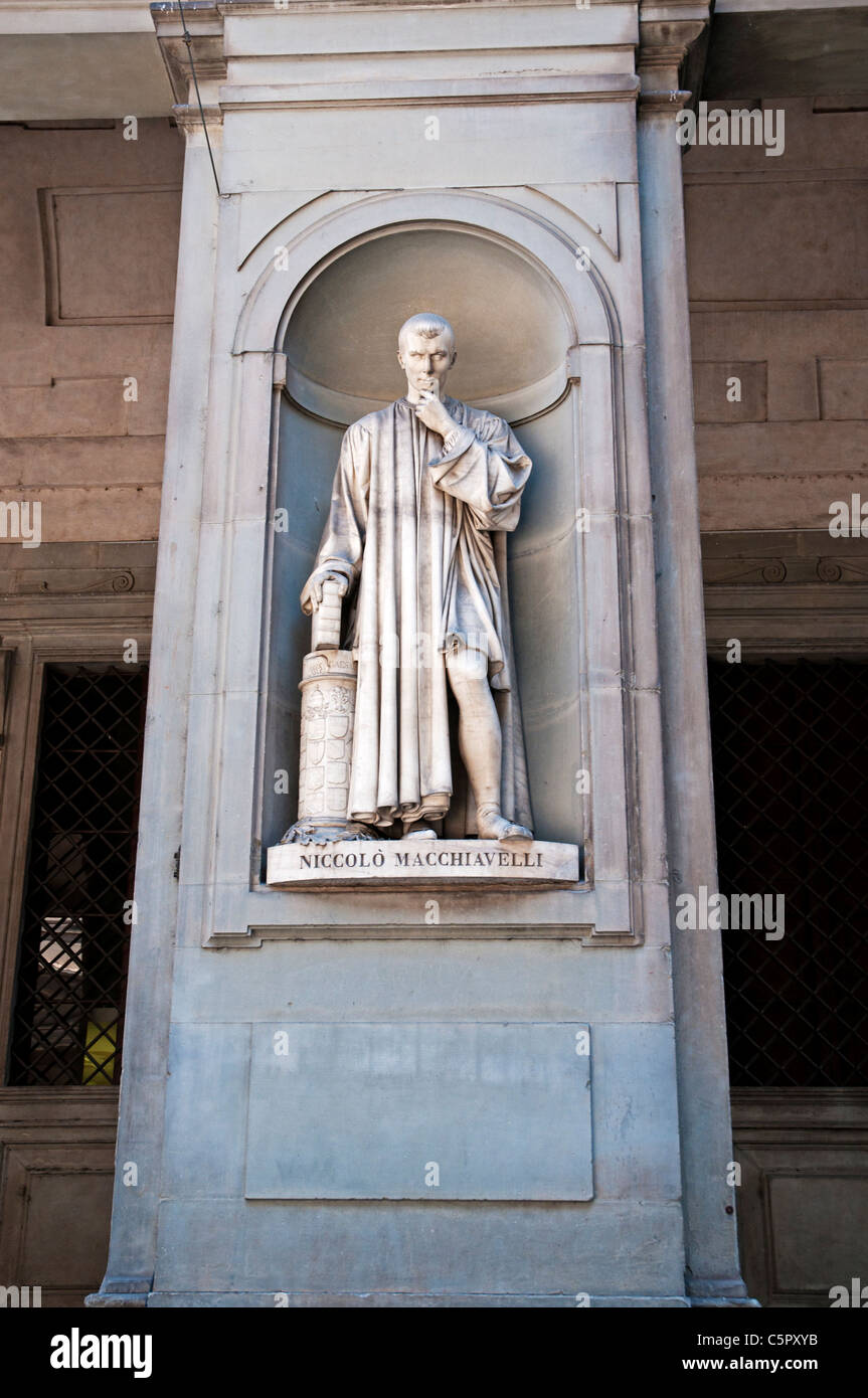 Une statue en marbre de Niccolo Macchiavelli par Lorenzo Bartolini ...