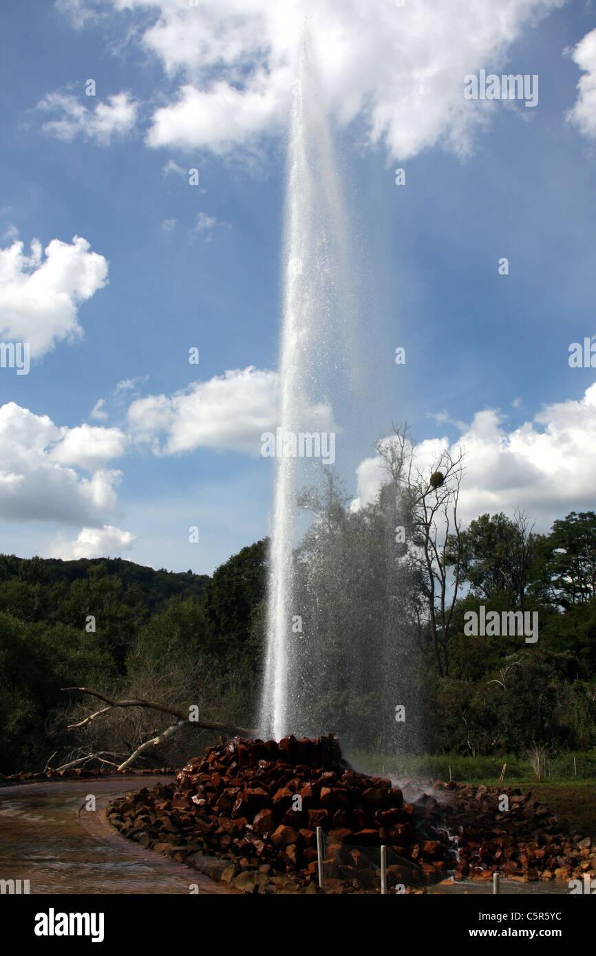 Geyser d'eau froide Banque de photographies et d’images à haute ...