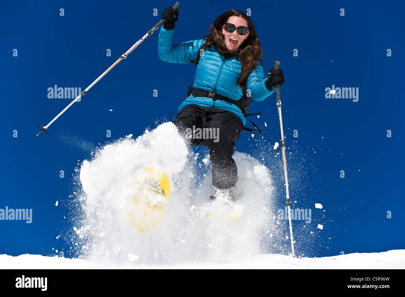 Female Snowshoeing In Fresh Deep Snow Banque De Photographies Et D