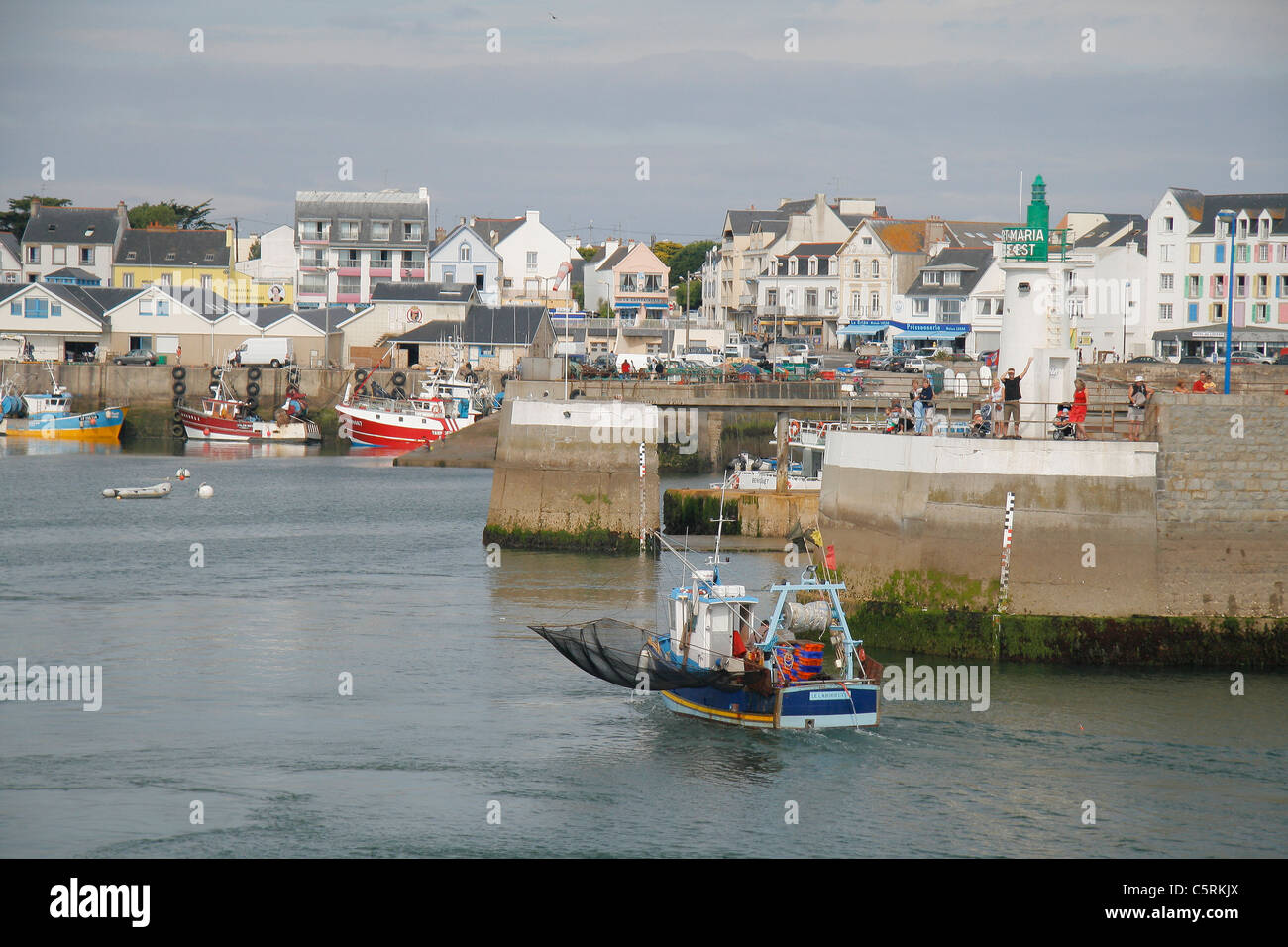 Un bateau de pêche (trawler) rentre au port (Port Maria) à Quiberon (Morbihan, Bretagne, France ...