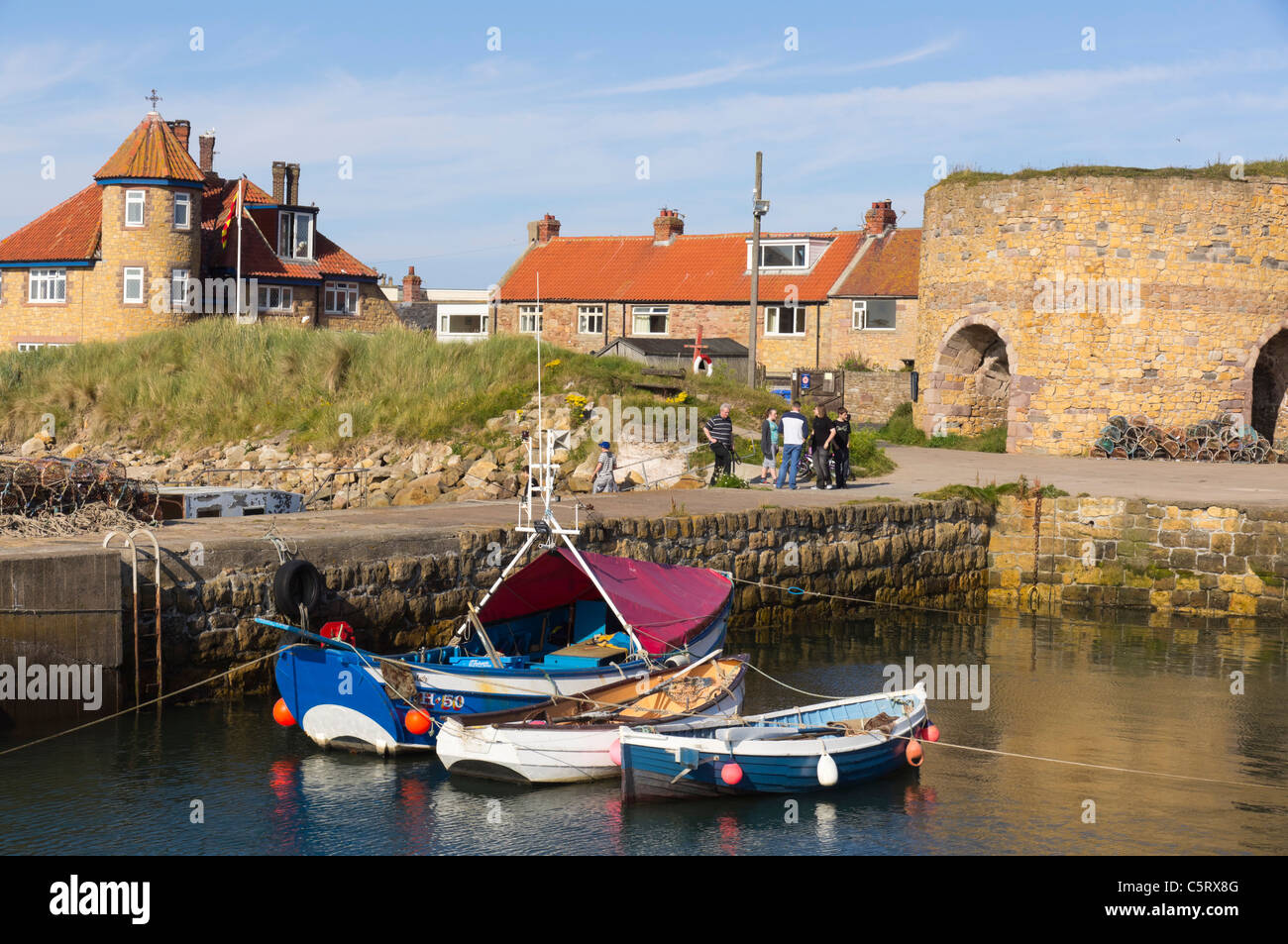 Le port et le village de beadnell Banque de photographies et d’images à ...