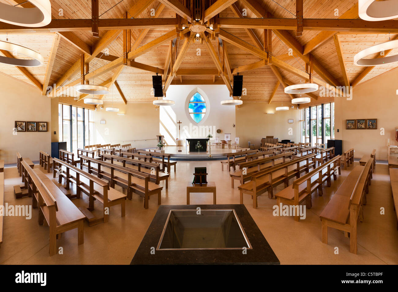 Intérieur d'une église moderne en bois avec poutres au plafond Photo ...