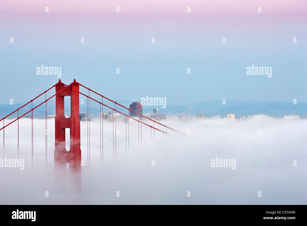 Golden gate bridge built Banque de photographies et d’images à haute ...