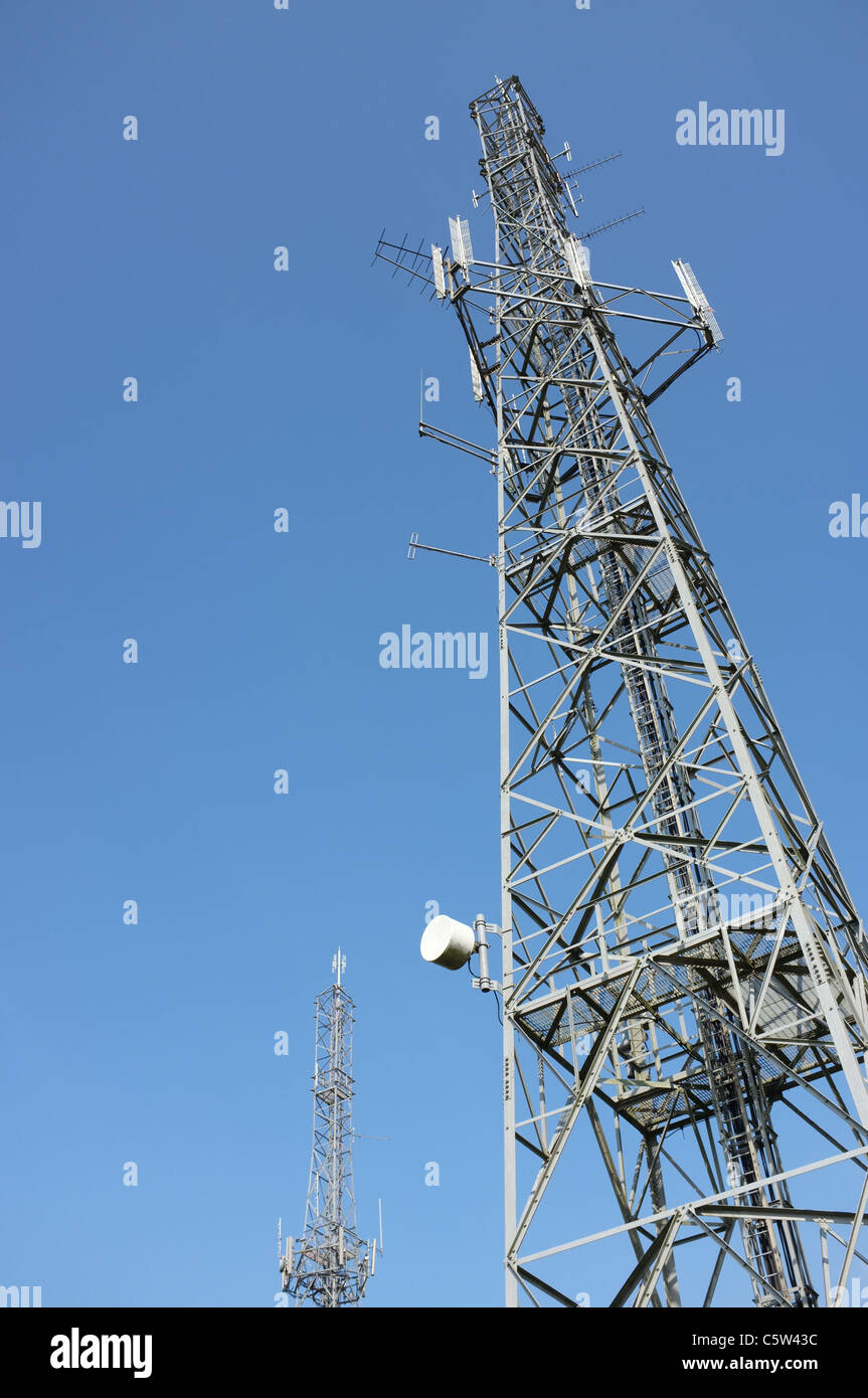 Antenne micro ondes à la station relais de communication Banque de ...