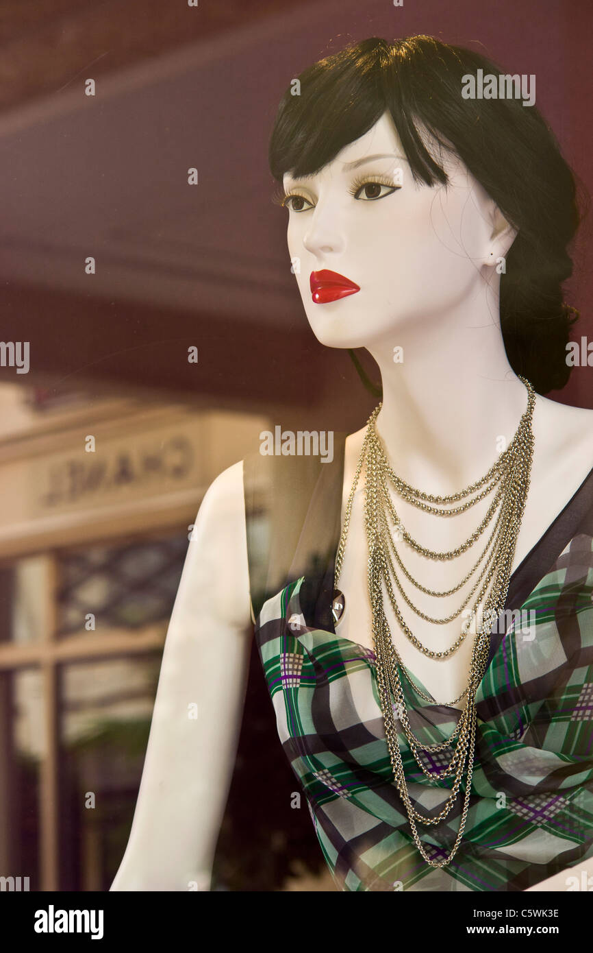 Boutique Dior fenêtre à la Rue Royale, Paris France (signe Chanel ...