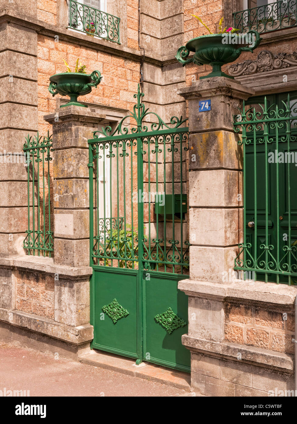 Driveway with gates Banque de photographies et d’images à haute ...