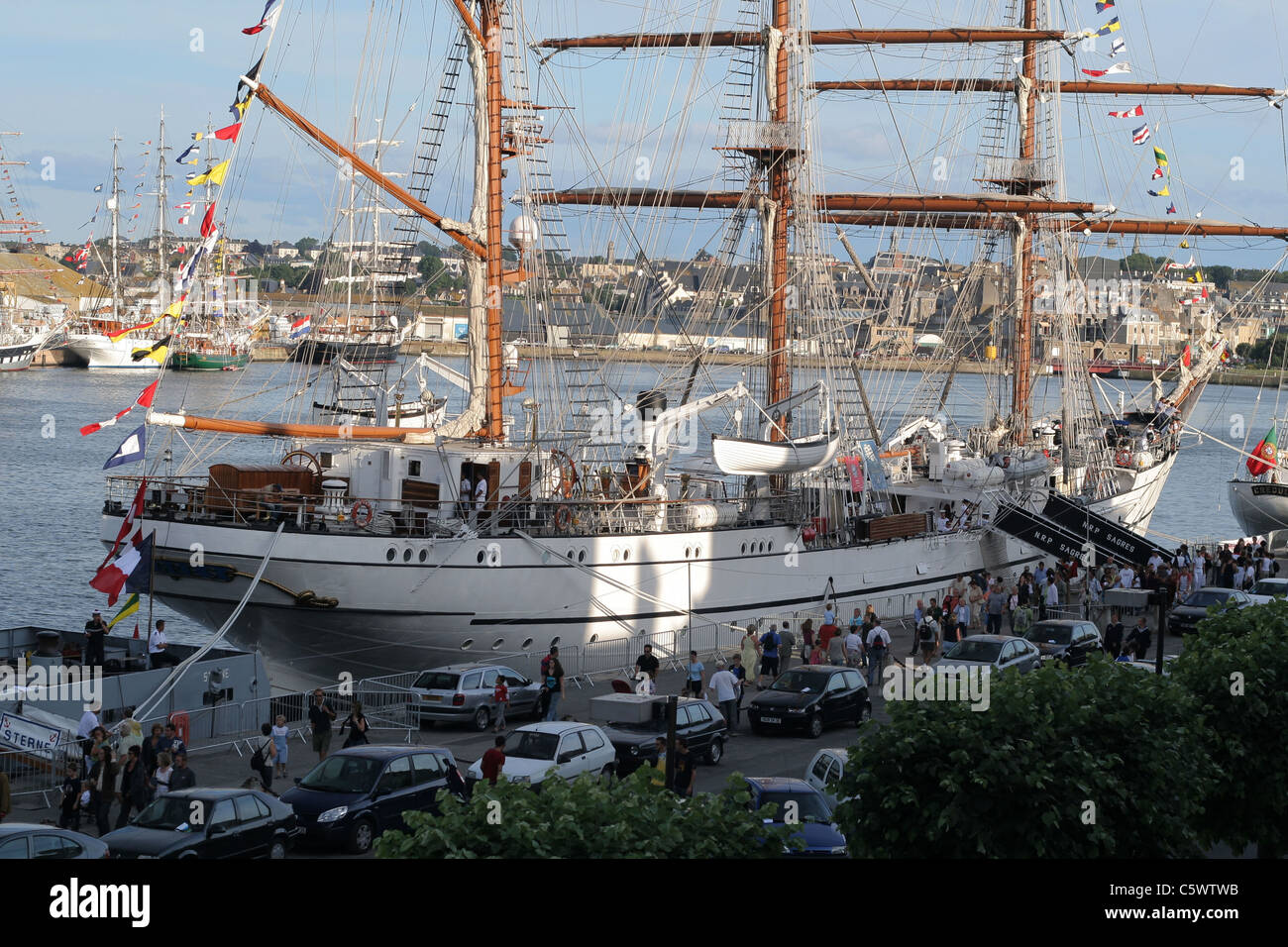 Tall ships race st malo Banque de photographies et d’images à haute ...
