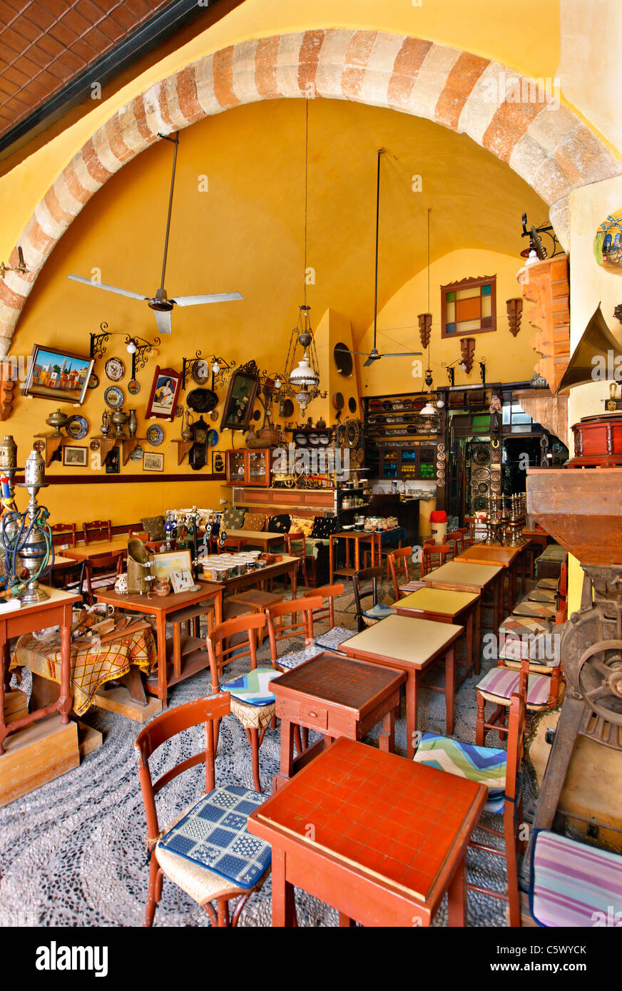 Intérieur de l' 'Turkish coffee shop à l'ancienne, ville médiévale de ...