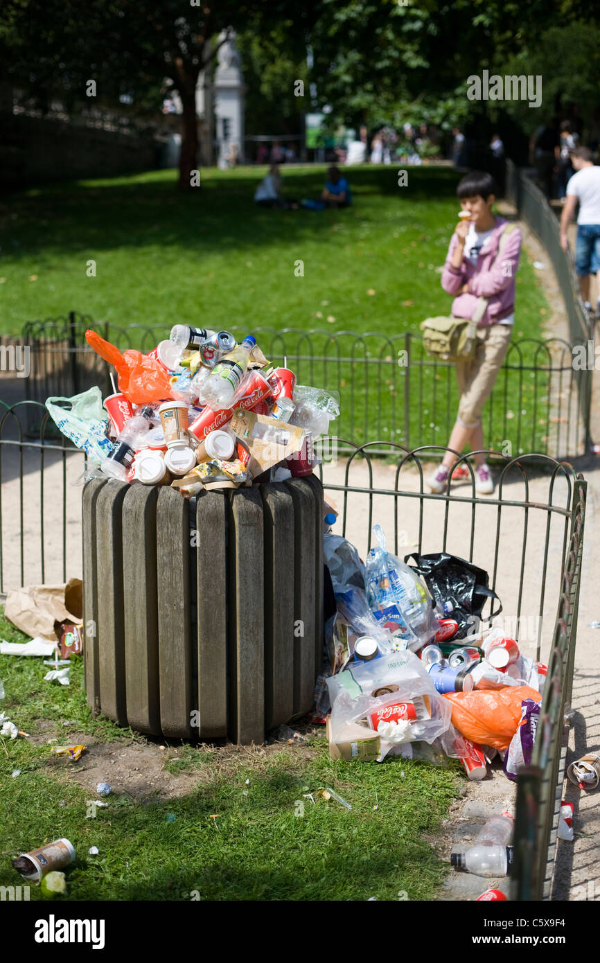 Overflowing dustbin Banque de photographies et d’images à haute ...