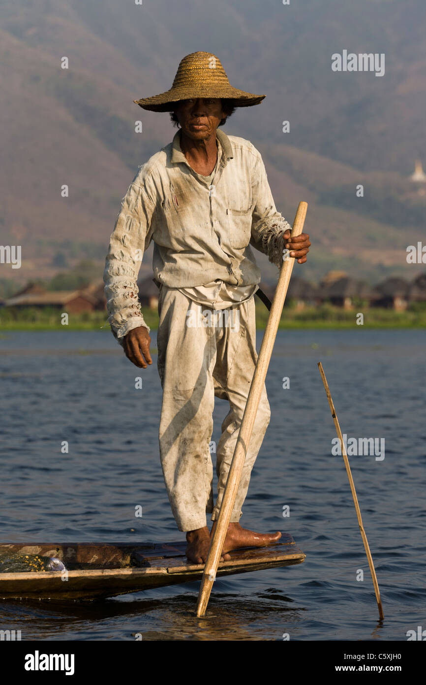 La rameuse de jambe la pêche traditionnelle, le lac Inle, Myanmar Photo ...