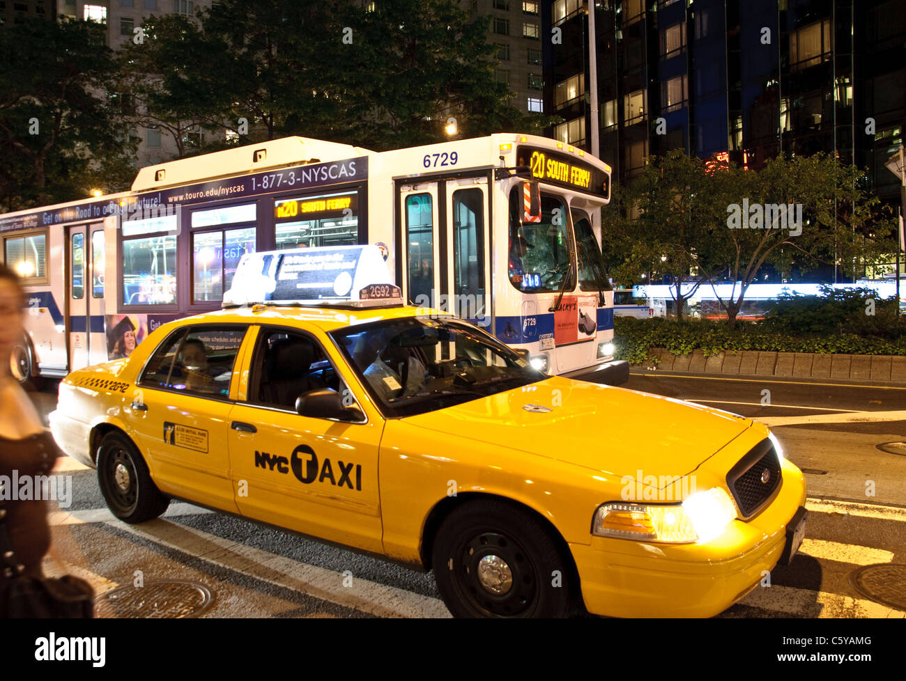 Taxi et bus mta public sur broadway Banque de photographies et d’images ...