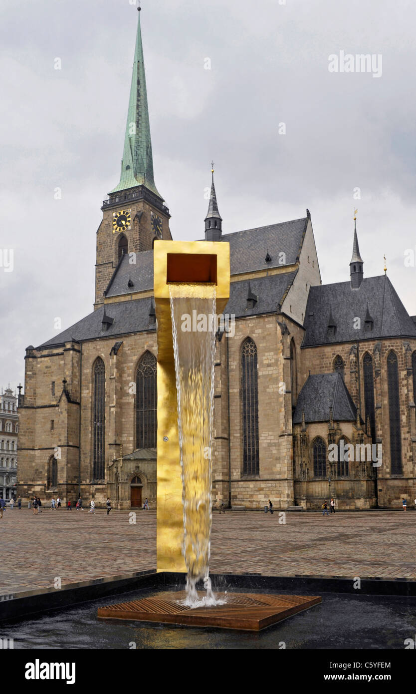 La sculpture moderne et St Bartholomew Church dans la place principale ...
