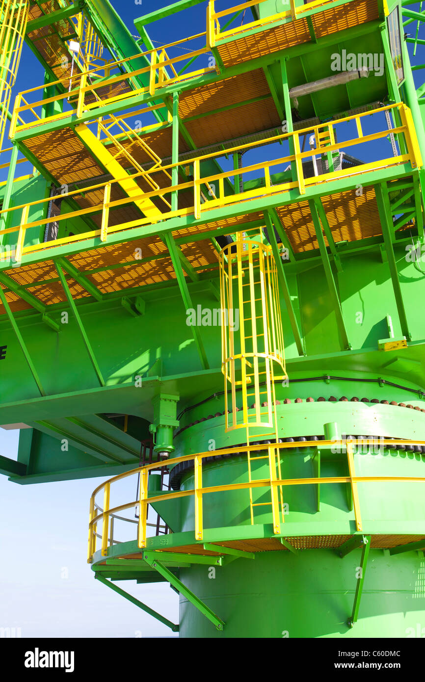 D'une grue sur un cric l'barge qui est la construction du parc éolien ...