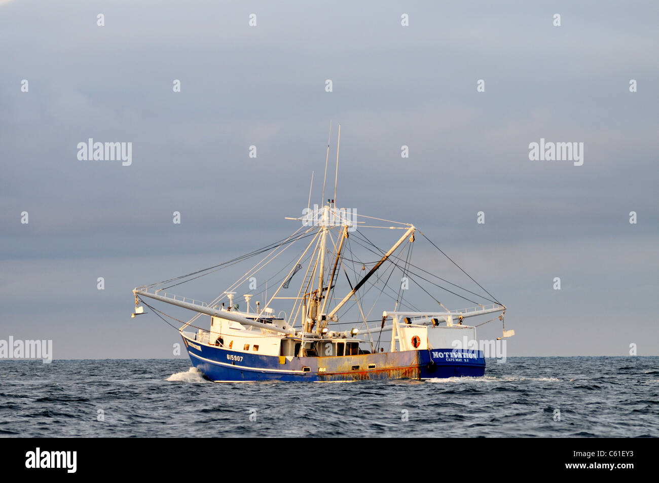 Bateau de pêche chalutier coque bleu au large de la côte de Cape Cod en ...