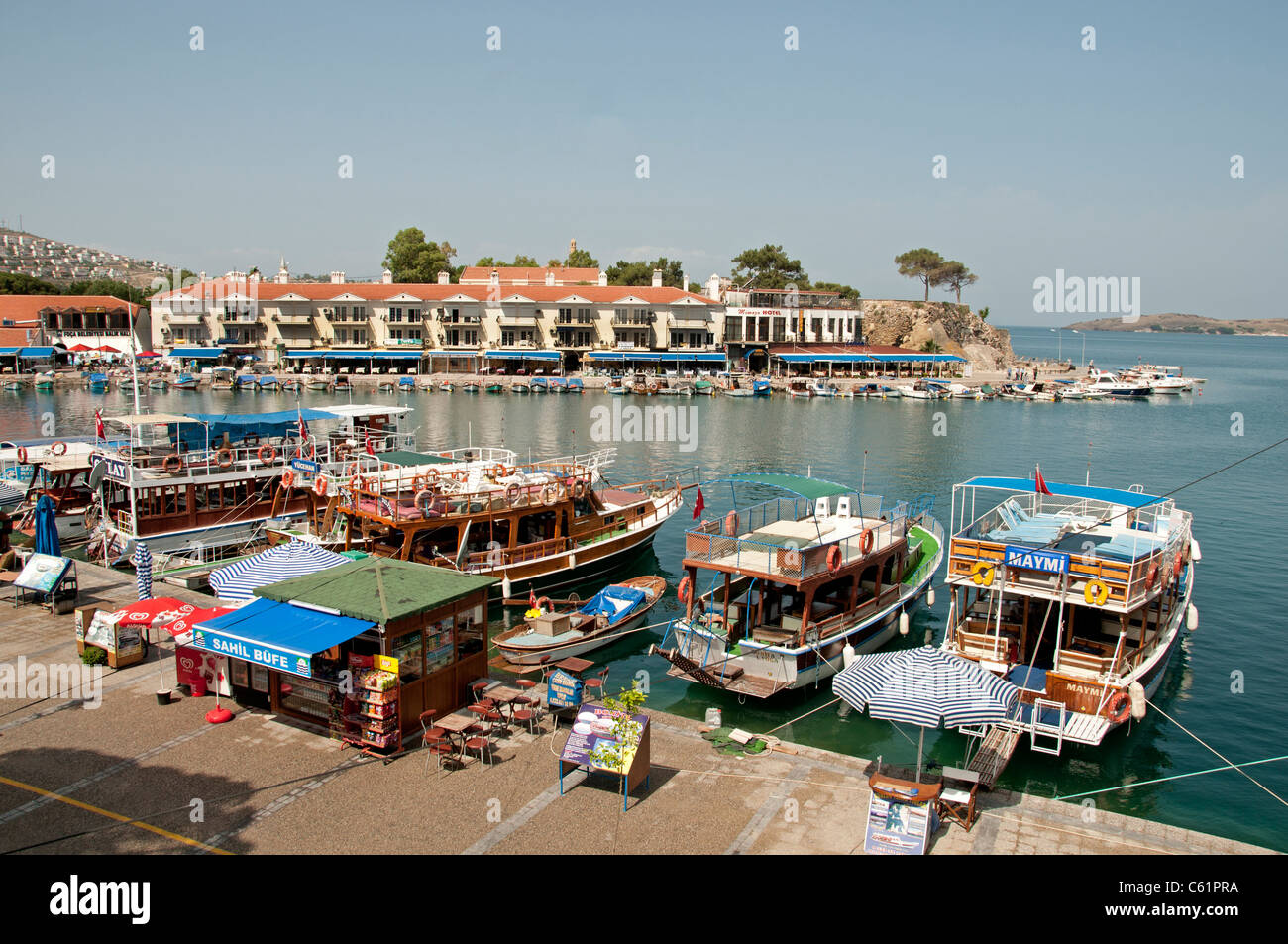 Le port de Port de pêche Foca Izmir Turquie restaurant Photo Stock - Alamy