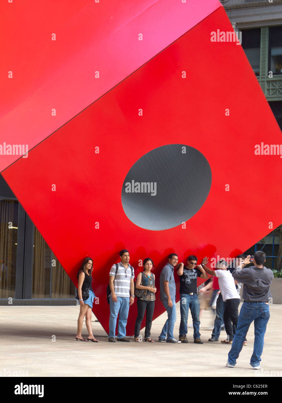 La sculpture du cube rouge par isamu noguchi, 1968 Banque de ...