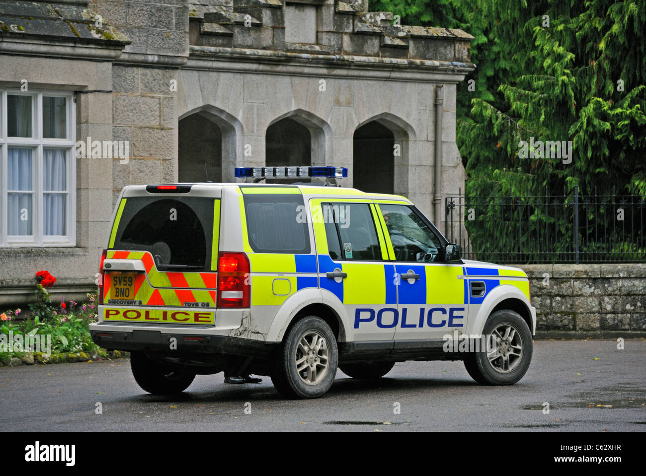 Land Rover Discovery de la police à l'entrée pour le château de ...