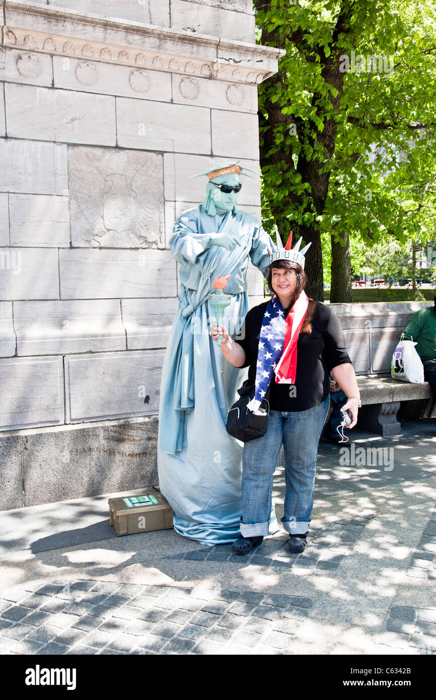 Touriste porte couronne & détient en altitude de la flamme smiling ...