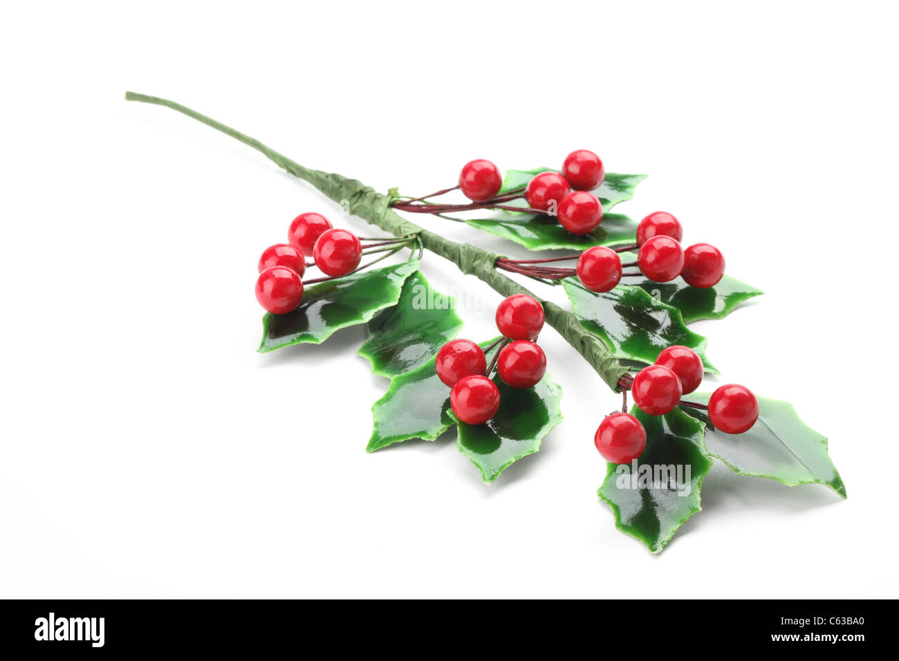Branche de houx aux fruits rouges, isolé sur fond blanc Photo Stock - Alamy