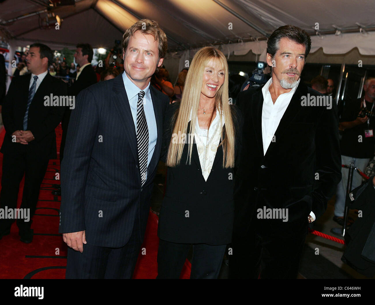 Beau st clair and pierce brosnan Banque de photographies et d’images à ...
