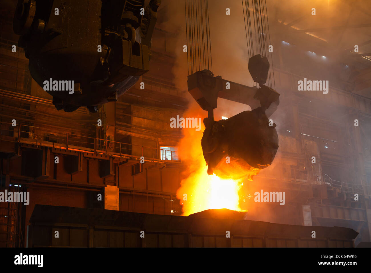 Metal fusion dans une usine métallurgique. Fer liquide à partir de la ...