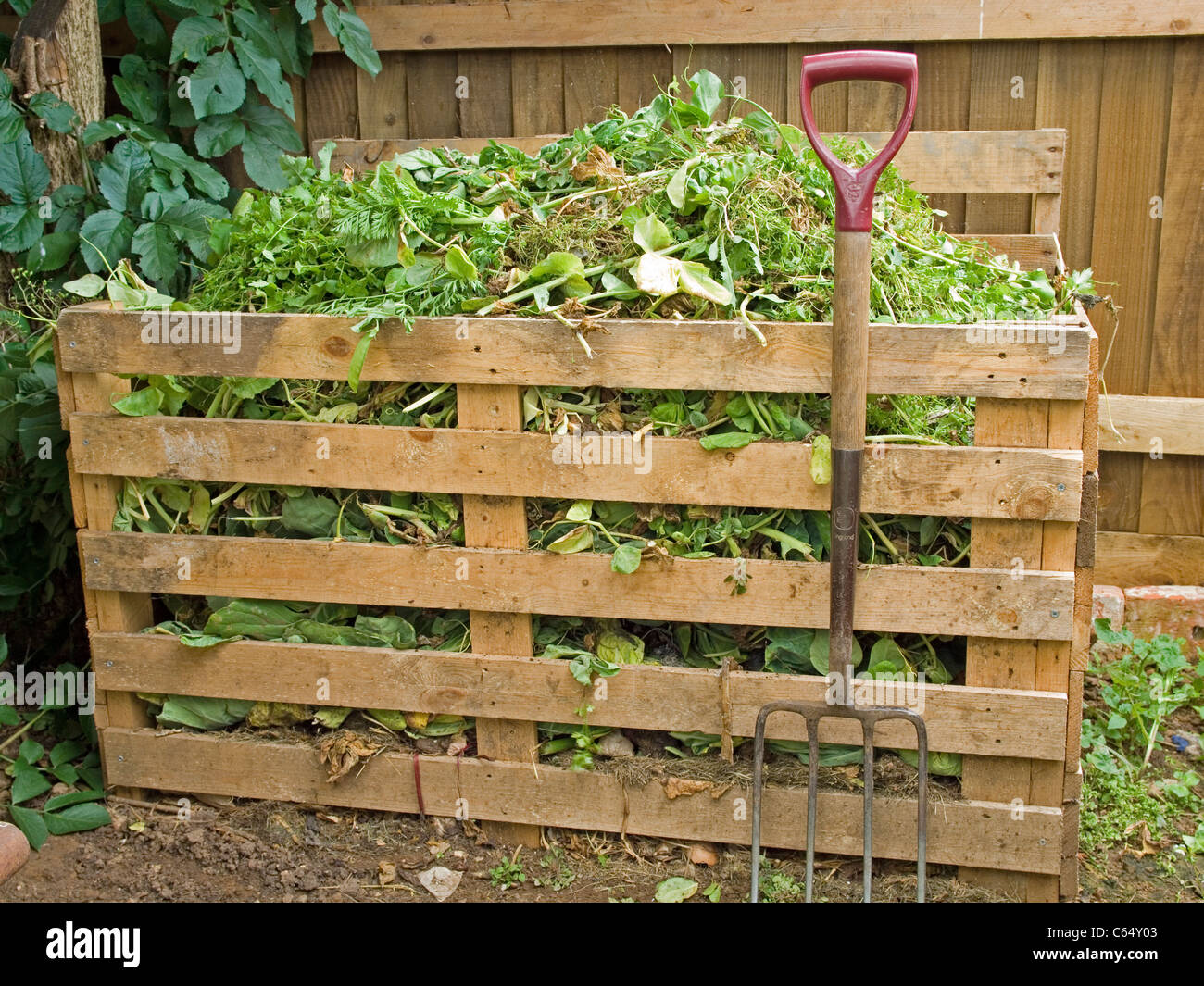 Boîte de compost avec les déchets de jardin Photo Stock - Alamy