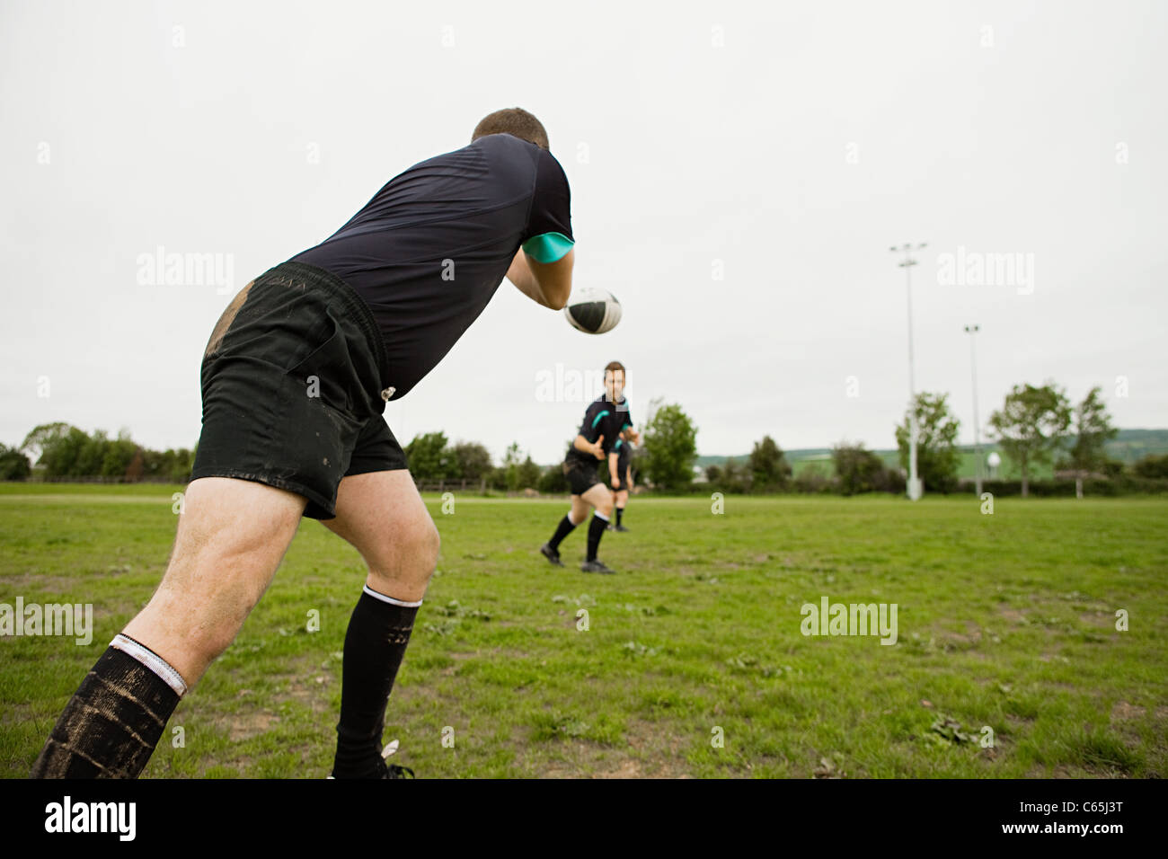 Homme lancer ballon de rugby Banque de photographies et d’images à ...