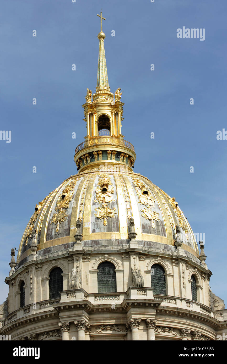 Une vue détaillée de la coupole dorée de l'Église des Invalides à Paris ...