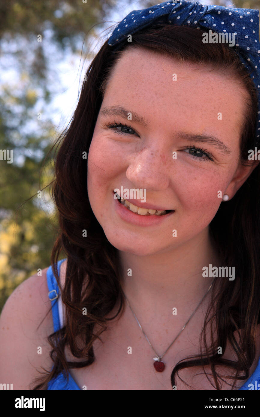 Pretty 14 year old girl Banque de photographies et d’images à haute ...