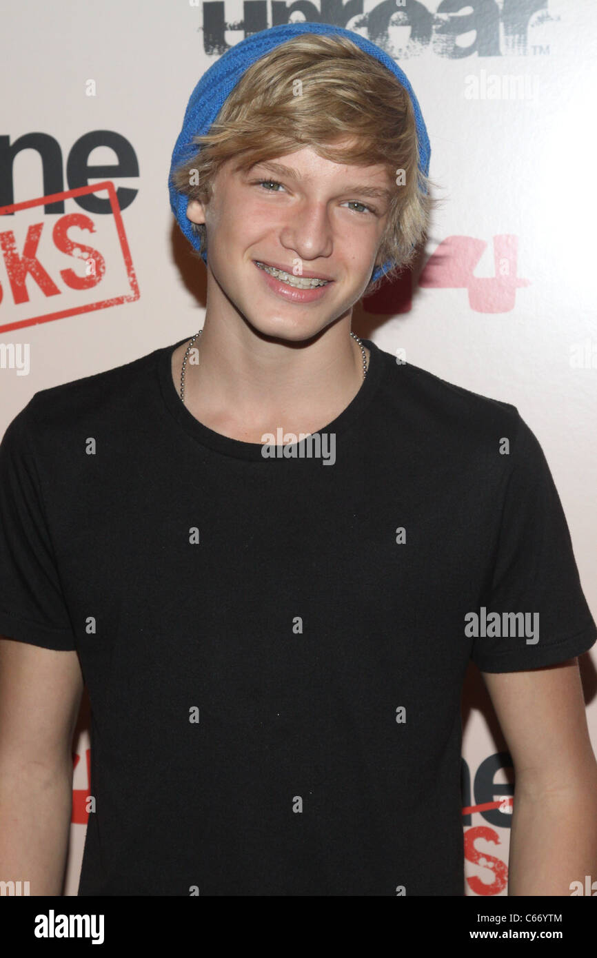 Cody Simpson à une apparition publique pour J-14 Magazine annonce ...