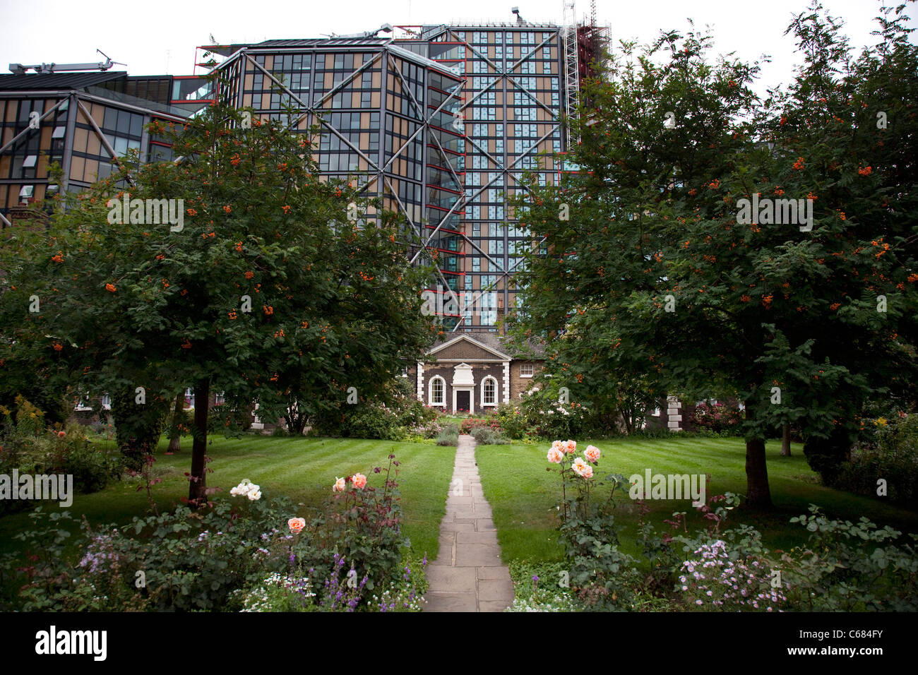 Hopton, hospices de Londres. Grands bâtiments en verre moderne met en ...