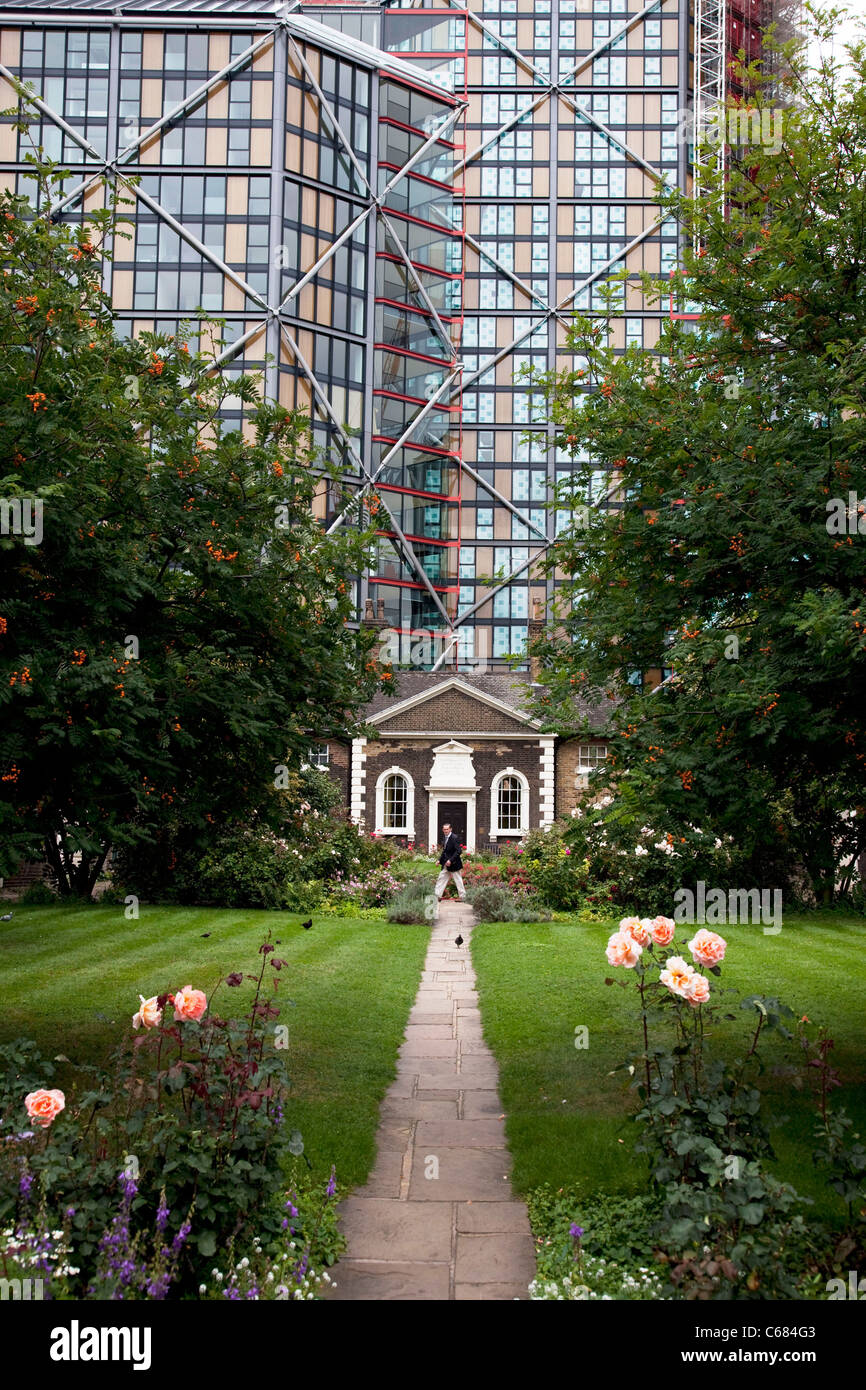 Hopton, hospices de Londres. Grands bâtiments en verre moderne met en ...