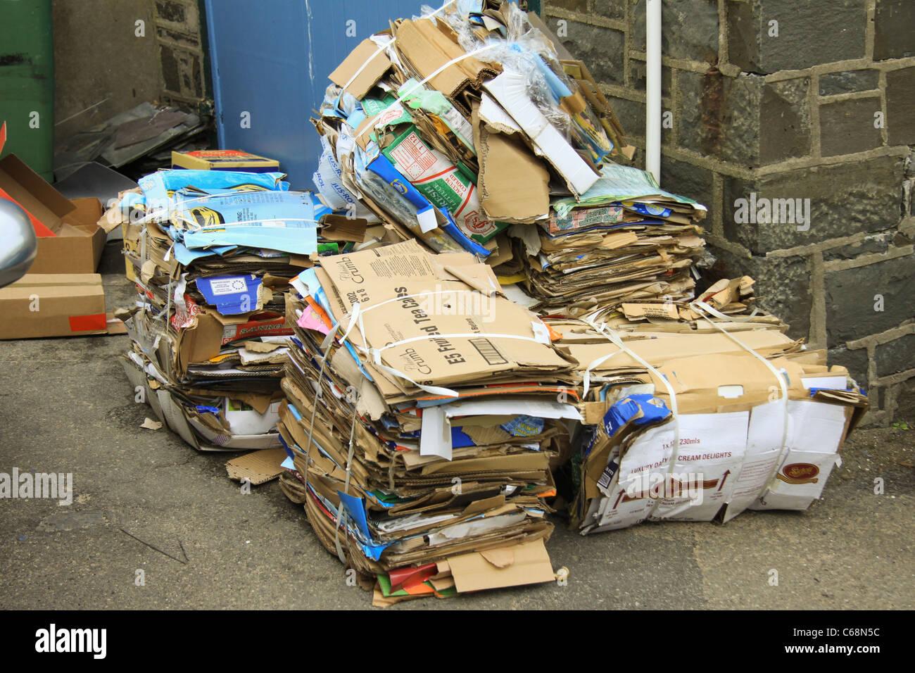 Carton en attente de collecte Banque de photographies et d’images à ...