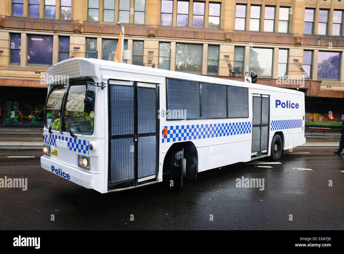 Bus de police blanc, converti pour le transport de personnes qui ont ...