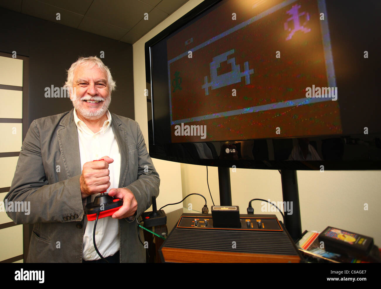Fondateur d'Atari Nolan Bushnell jouer avec une console de jeux vidéo ...