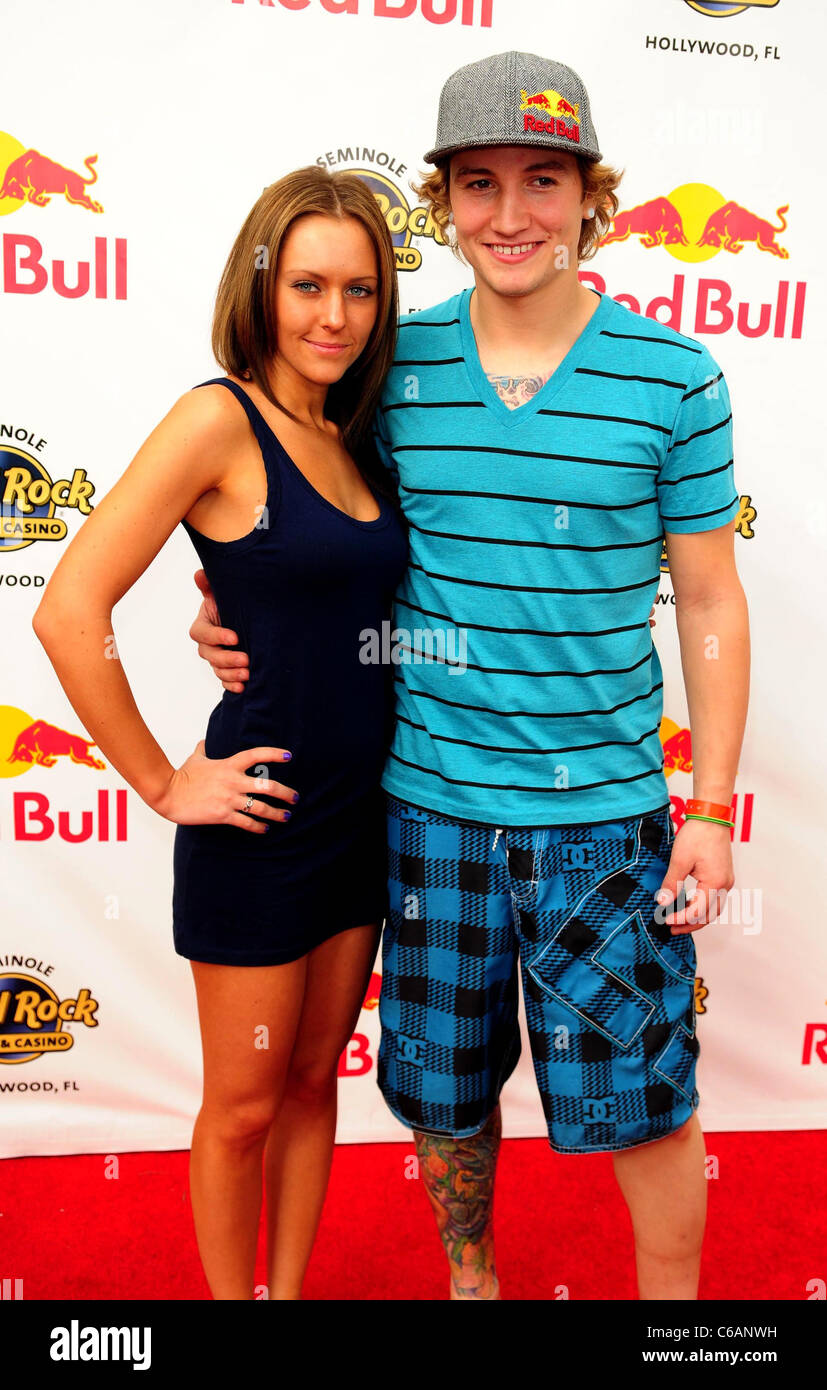 Kelly McCartney et athlète BMX Anthony Napolitan le Red Bull pool party ...