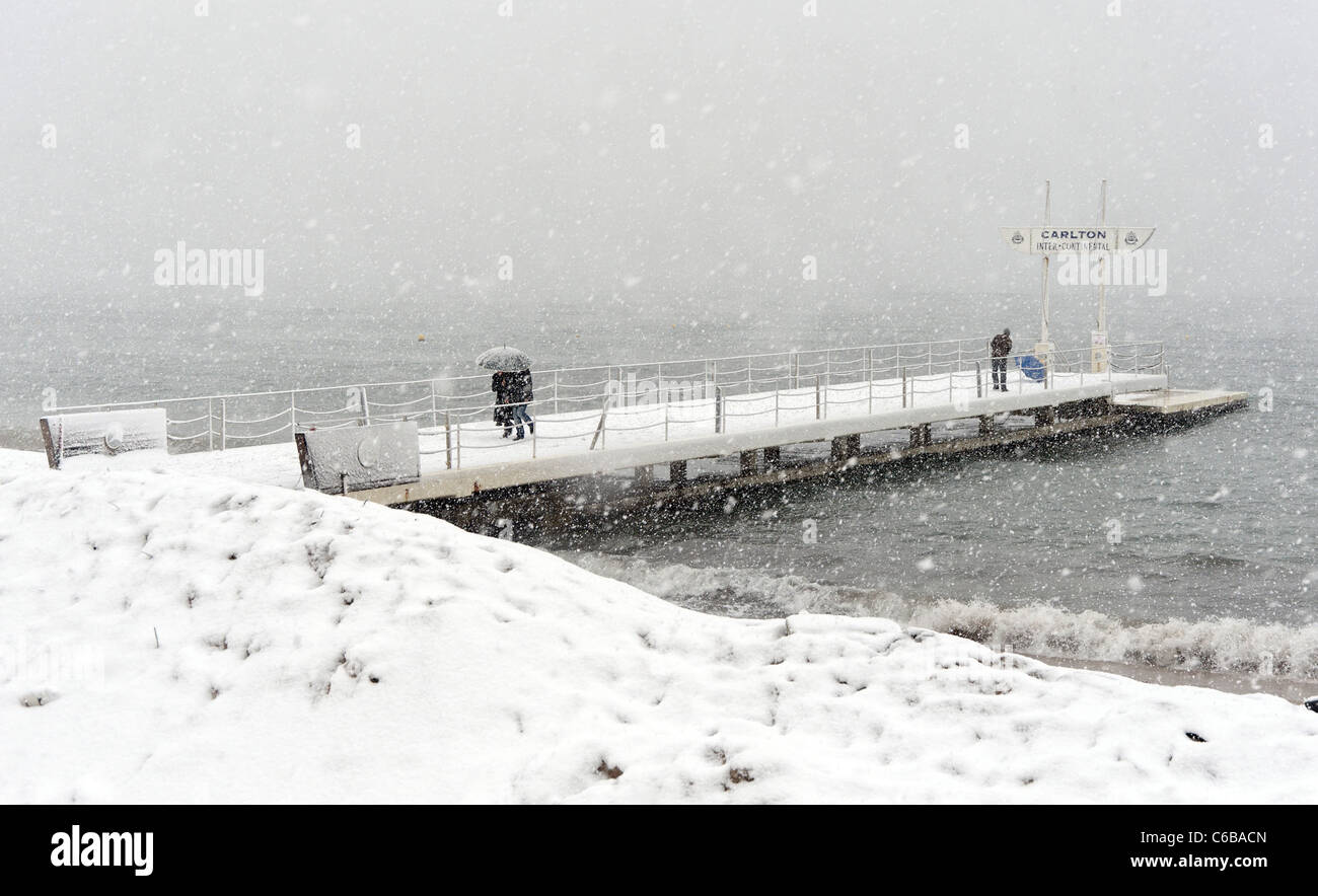 Heavy snow covers the city of cannes Banque de photographies et d ...