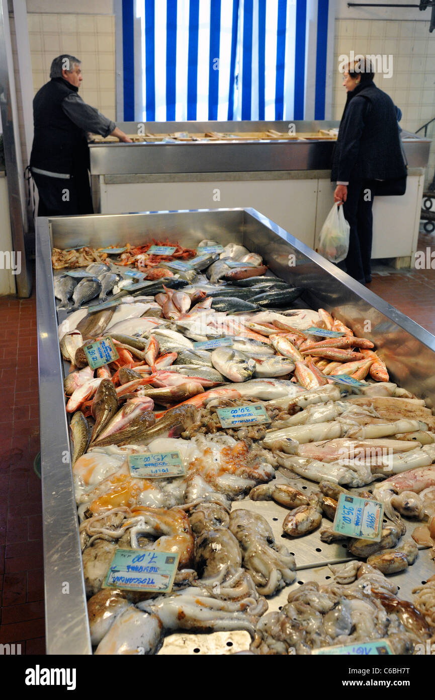 Stand de poissons et fruits de mer du marché intérieur Italie Imperia ...