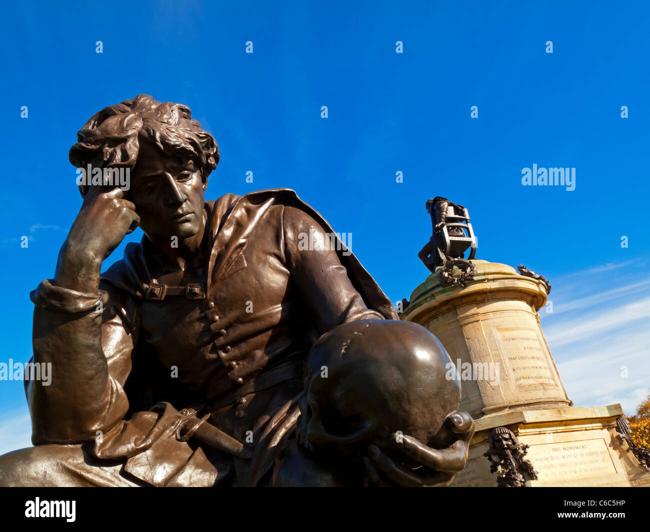 Détail d'Hamlet sur la statue de William Shakespeare à Stratford-upon ...