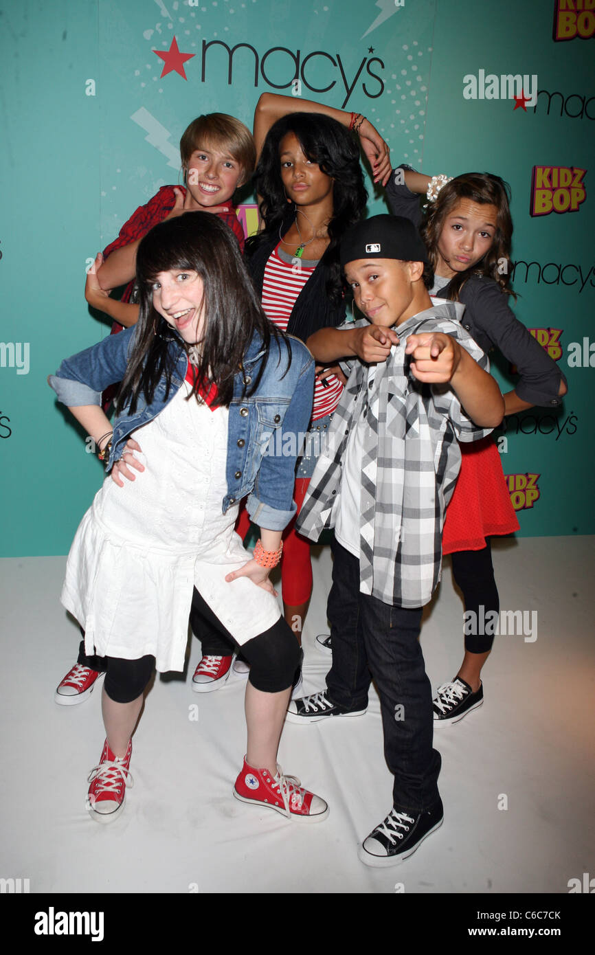 Harrison, Becca, Kyra, Dana et Valerie de KIDZ BOP posent au Macy's ...