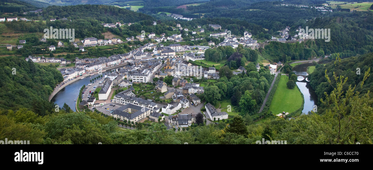Sur la ville Bouillon dans un méandre de la Semois dans les Ardennes ...