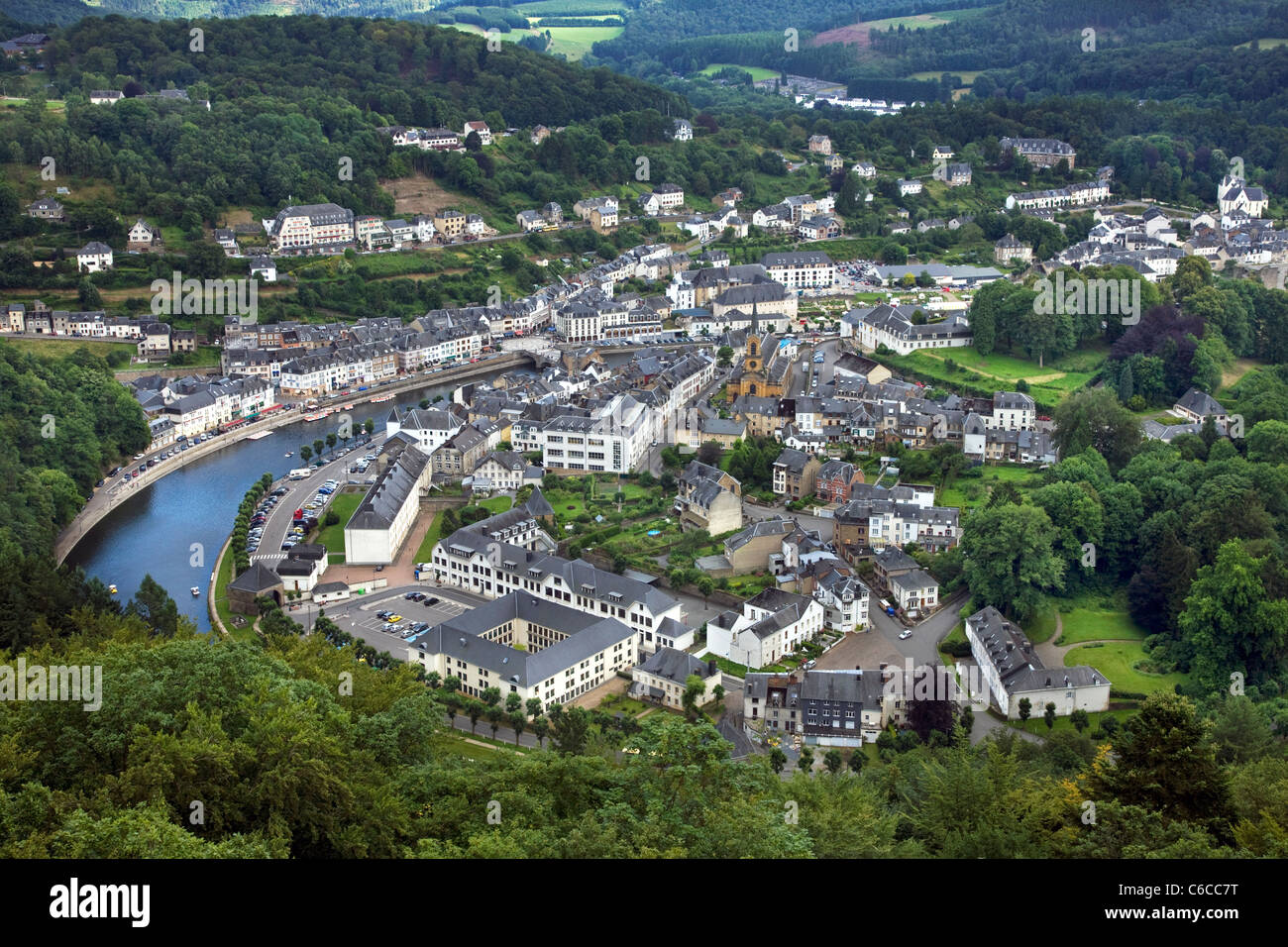 Sur la ville Bouillon dans un méandre de la Semois dans les Ardennes ...