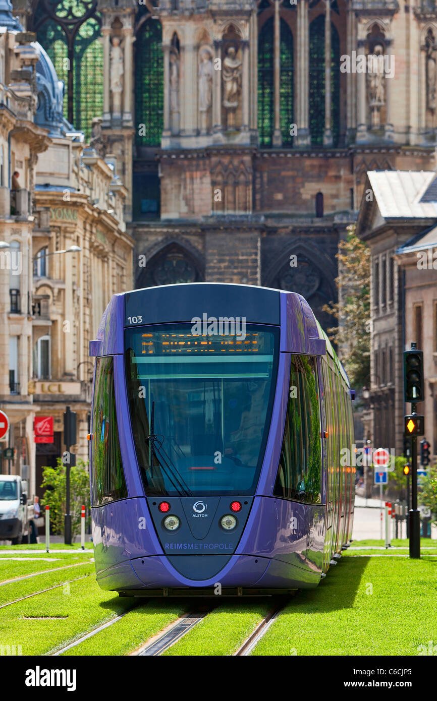 Reims tramway Banque de photographies et d’images à haute résolution ...