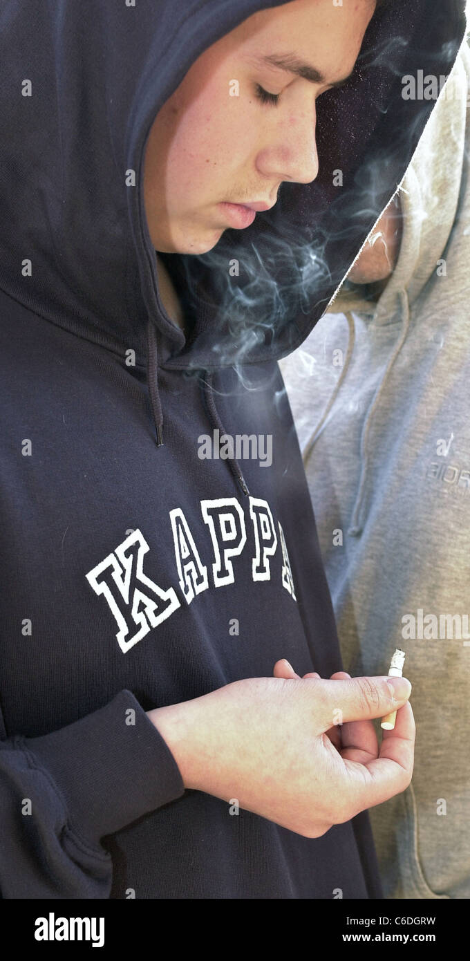 Enfants fumant des cigarettes Banque de photographies et d’images à ...