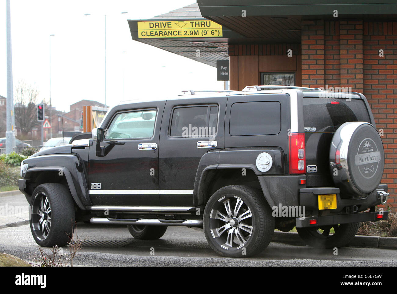Dans son hummer noir 4x4 cheshire Banque de photographies et d’images à ...