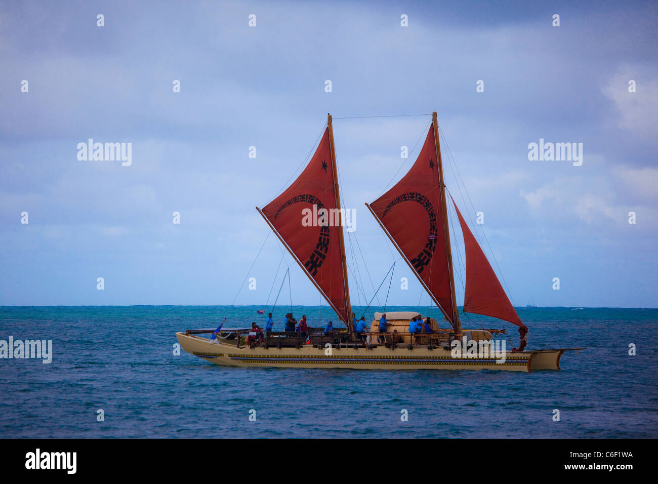 Polynesian canoe Banque de photographies et d’images à haute résolution ...